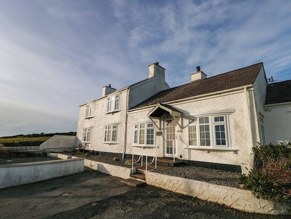 Fferm Porthdafarch South Farm House, Pet Friendly In Trearddur Bay - Holyhead