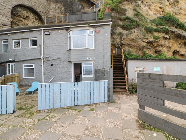 The Beach Apartment, Pet Friendly, With A Garden In South Shields - South Shields