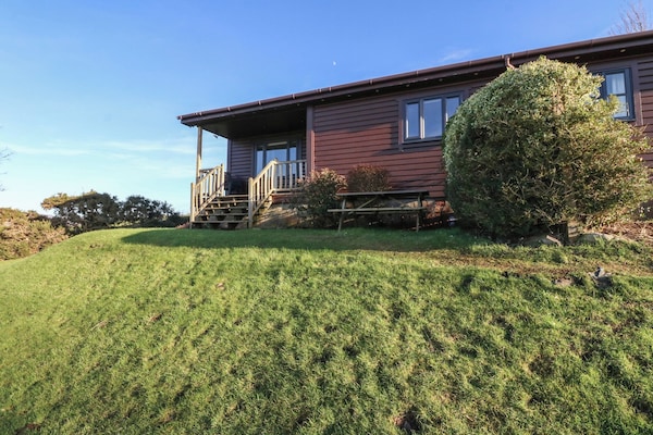 Glen Mhor Lodge, Pet Friendly, With A Garden In Arisaig - Outer Hebrides