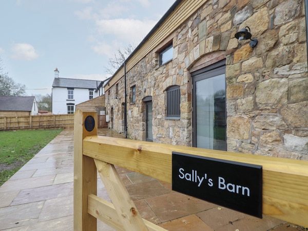 Sally's Barn, Pet Friendly, Luxury Holiday Cottage In Weston Rhyn - Oswestry