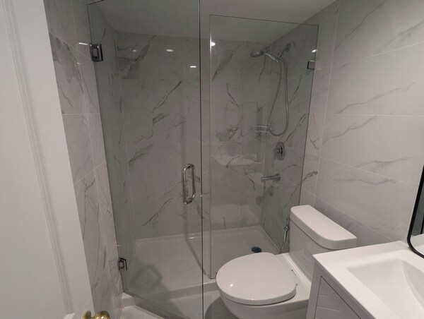 Garden Suite Unit In North Vancouver - North Vancouver