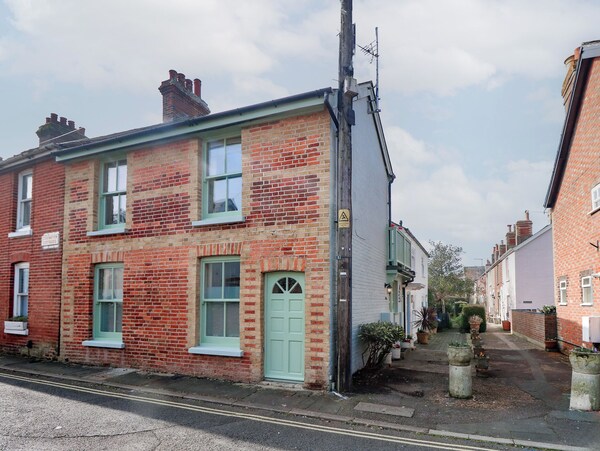 Seapie Corner, Pet Friendly, Character Holiday Cottage In Yarmouth - 