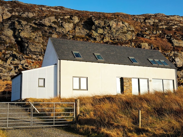 Loch View, Family Friendly, Character Holiday Cottage In Bernera - Lewis