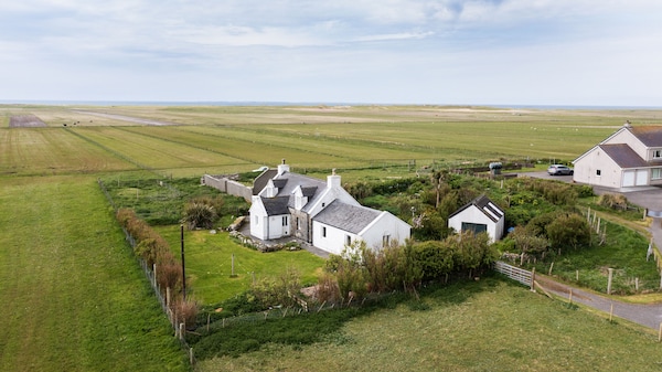 Taigh Phinc, Pet Friendly, With A Garden In Lochmaddy, North Uist - North Uist