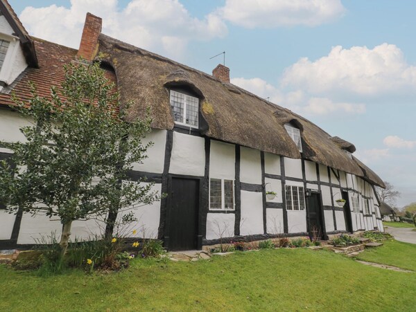 Church View, Pet Friendly, With Hot Tub In Welford-on-avon - Gloucestershire