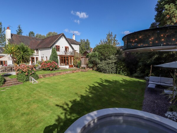 Mickle Trafford Manor, Pet Friendly, With Hot Tub In Chester - Chester