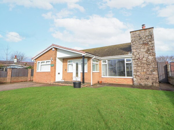 Greenacres, Pet Friendly, Character Holiday Cottage In Towyn - Towyn