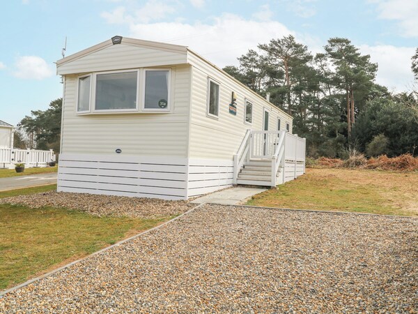 31a Foxburrow Hang, Pet Friendly, With A Garden In Belton, Norfolk - Great Yarmouth