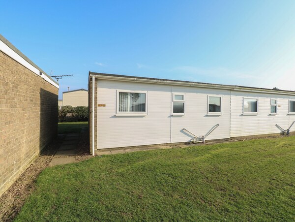 Chalet 469, Pet Friendly, Country Holiday Cottage In Newport, Norfolk - Winterton-on-Sea