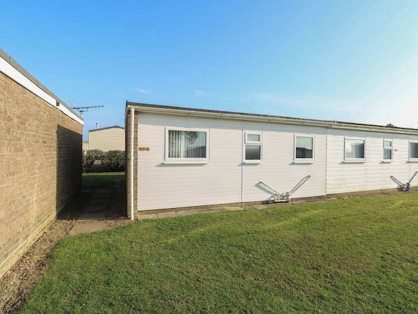 Chalet 469, Pet Friendly, Country Holiday Cottage In Newport, Norfolk - Winterton-on-Sea
