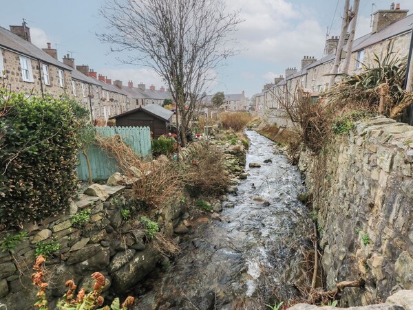 Pen-y-bont, Pet Friendly, Character Holiday Cottage In Trefor - Llŷn Peninsula