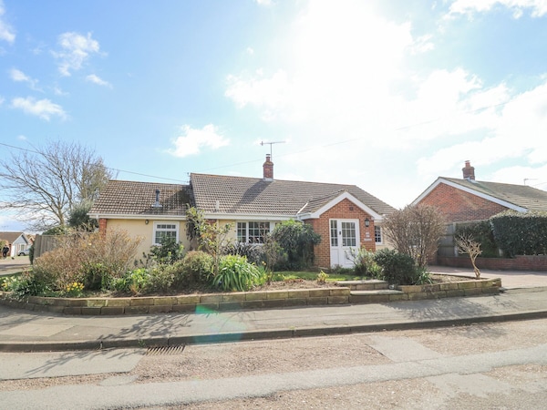 Bay Cottage, Pet Friendly, Character Holiday Cottage In Bembridge - Isle of Wight