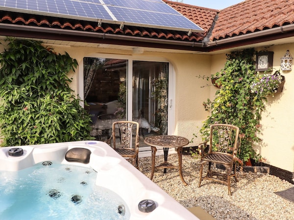 Sunnyside, Romantic, With Hot Tub In Barrow-upon-humber - Lincolnshire
