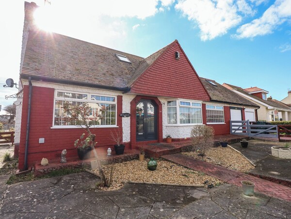 Bryn-y-glyn, Character Holiday Cottage, With A Garden In Penrhyn Bay - Colwyn Bay