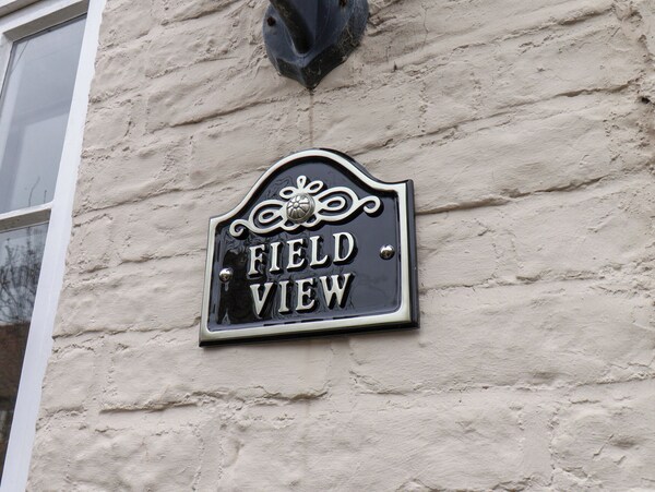 Field View, Pet Friendly, Character Holiday Cottage In Ruswarp - Goathland