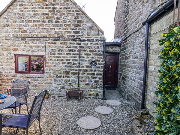 Wayside Farm Cart Cottage, Romantic, With A Garden In Burniston - Ravenscar