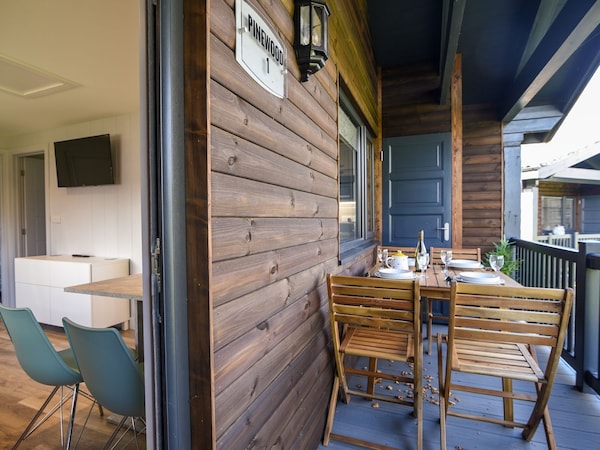 1 Pinewood Retreat, Family Friendly, With Pool In Lyme Regis - Beer