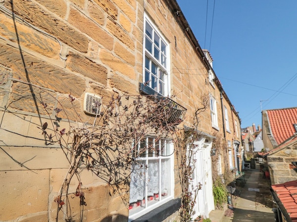 Olsen, Pet Friendly, Character Holiday Cottage In Robin Hoods Bay - Ravenscar