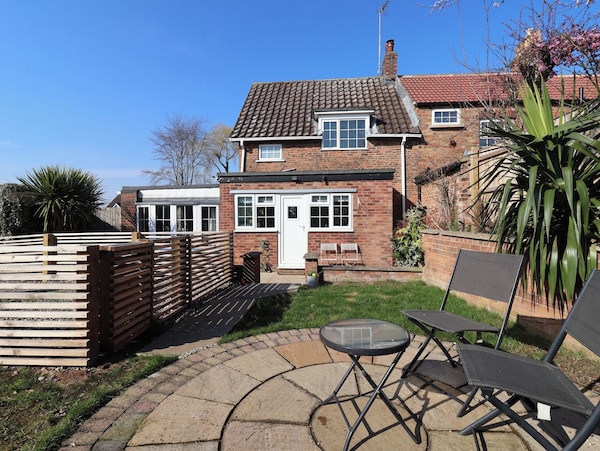 Rose Cottage, Pet Friendly, Character Holiday Cottage In Cottingham - Kingston upon Hull