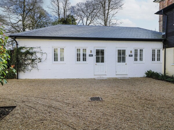 Rowan, Pet Friendly, With Pool In Kintbury - Newbury