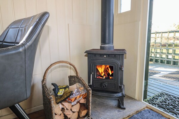 Roach Hut, Pet Friendly, Character Holiday Cottage In Crowborough - Sussex, United Kingdom