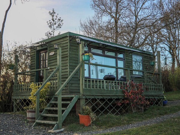 Tench Hut, Pet Friendly, Character Holiday Cottage In Crowborough - Uckfield