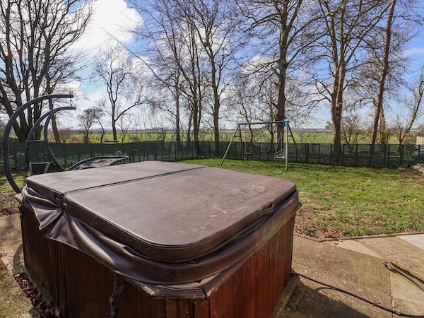 7 Kingsfield Cottages, Pet Friendly, With Hot Tub In Bridlington - Bridlington