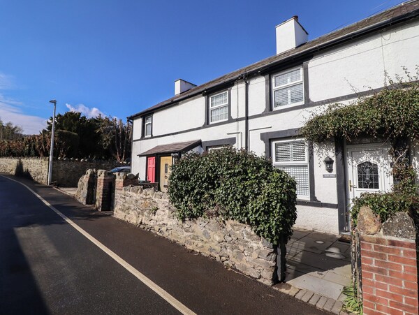 Glynside, Character Holiday Cottage, With A Garden In Conwy - Conwy