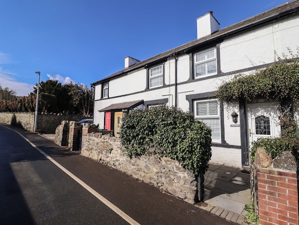 Glynside, Character Holiday Cottage, With A Garden In Conwy - Conwy