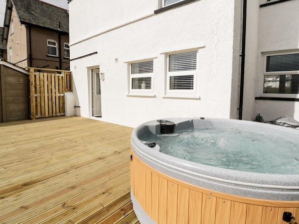 51 Trinity Avenue, Family Friendly, With Hot Tub In Llandudno - Conwy