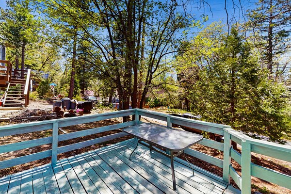 Dog-friendly Retreat With Cozy Fireplace - Close To Lakes, Fishing  And Hiking - Running Springs, CA