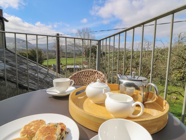Cantref House Top Floor, Romantic, With A Garden In Brecon - Brecon