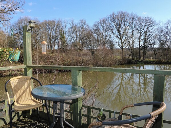 Carp Hut, Pet Friendly, Character Holiday Cottage In Crowborough - Uckfield