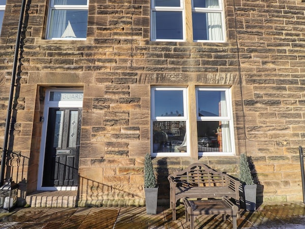 Dinguardi, Pet Friendly, Character Holiday Cottage In Seahouses - Bamburgh