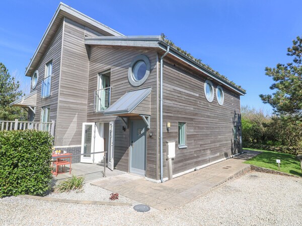 Azure Retreat At Una, Pet Friendly, With Pool In Carbis Bay - St Ives