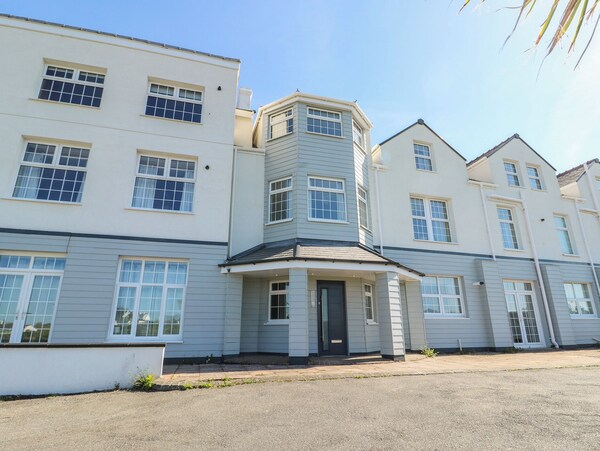 Beach Court Hideaway, Pet Friendly, With A Garden In Trearddur Bay - Trearddur Bay
