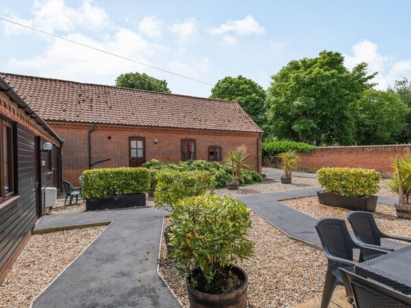 Willow, Romantic, With A Garden In Foulsham - Briston