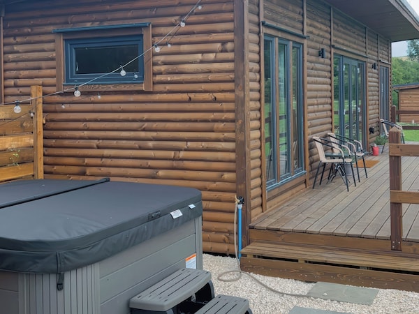 Primrose, Family Friendly, With Hot Tub In Chard - Chard