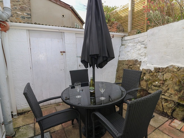 Coedmor, Pet Friendly, With A Garden In Newport, Pembrokeshire - Pembrokeshire