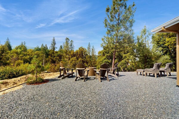 Charming Yosemite Retreat W/ Luxe Beds, Game Room & Firepit - Oakhurst, CA