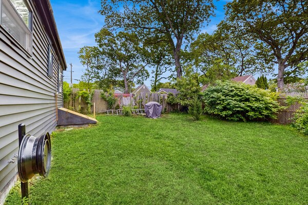 Relaxing Coastal Cottage With Walk To Beach, Lawn, Full Kitchen, And Ac - Capo Cod, MA