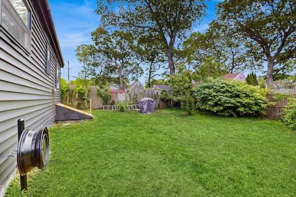 Relaxing Coastal Cottage With Walk To Beach, Lawn, Full Kitchen, And Ac - Capo Cod, MA