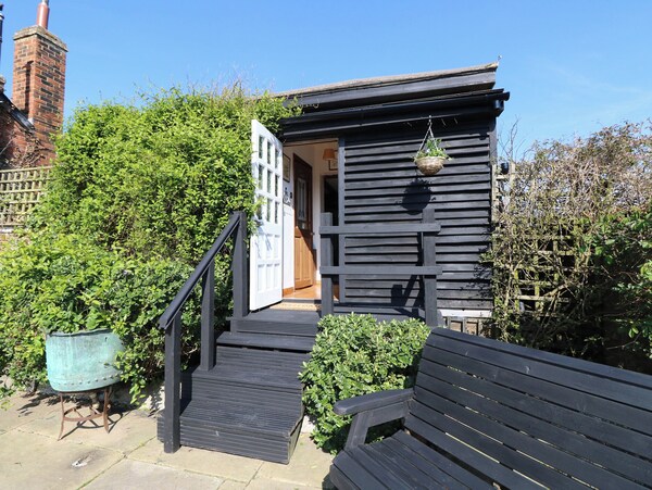 The Granary, Romantic, With Hot Tub In Freshwater - Barton on Sea