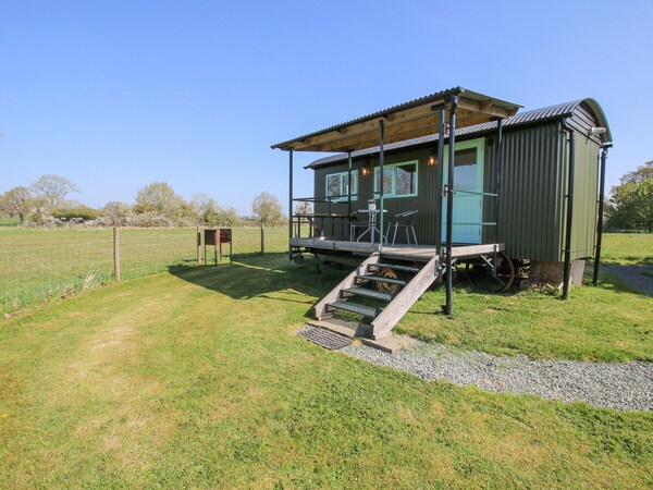 Gilberry Shepherds Hut, Romantic, With Open Fire In Church Stretton - Worcestershire