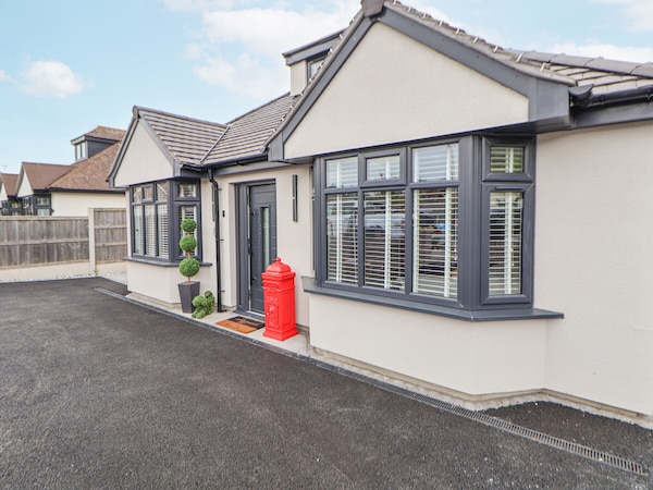 Ty Blodau, Pet Friendly, With Hot Tub In Prestatyn - North Wales
