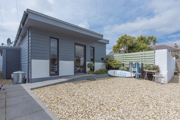 Two Bare Feet, Pet Friendly, With A Garden In Perranporth - St Agnes