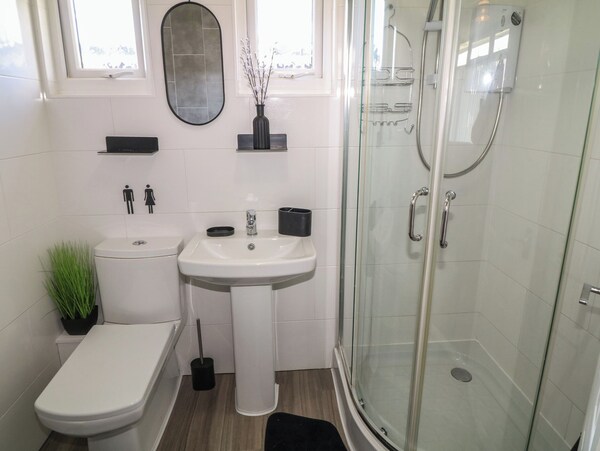 106 Cherry Park, Pet Friendly, With A Garden In Chapel St Leonards - Anderby Creek