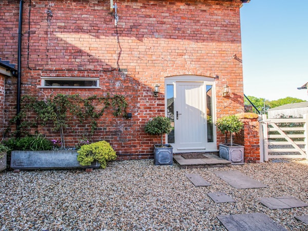 Willow Grange Annex, Pet Friendly, With A Garden In Ellesmere - Shropshire