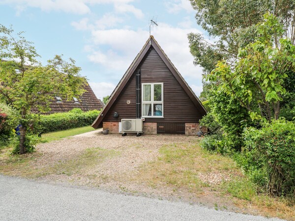 Kingfisher, Pet Friendly, Character Holiday Cottage In Isleham - Newmarket