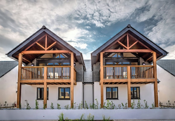 Villa 6, Pet Friendly, With Pool In Mullion - Lizard